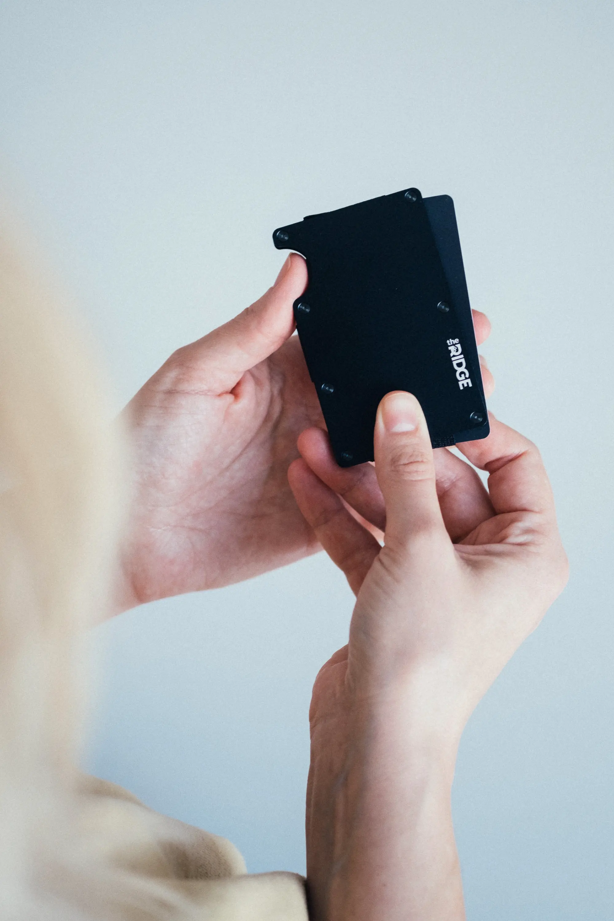 ridge-wallet-review-slim-design-with-a-metal-shell-minimalgoods
